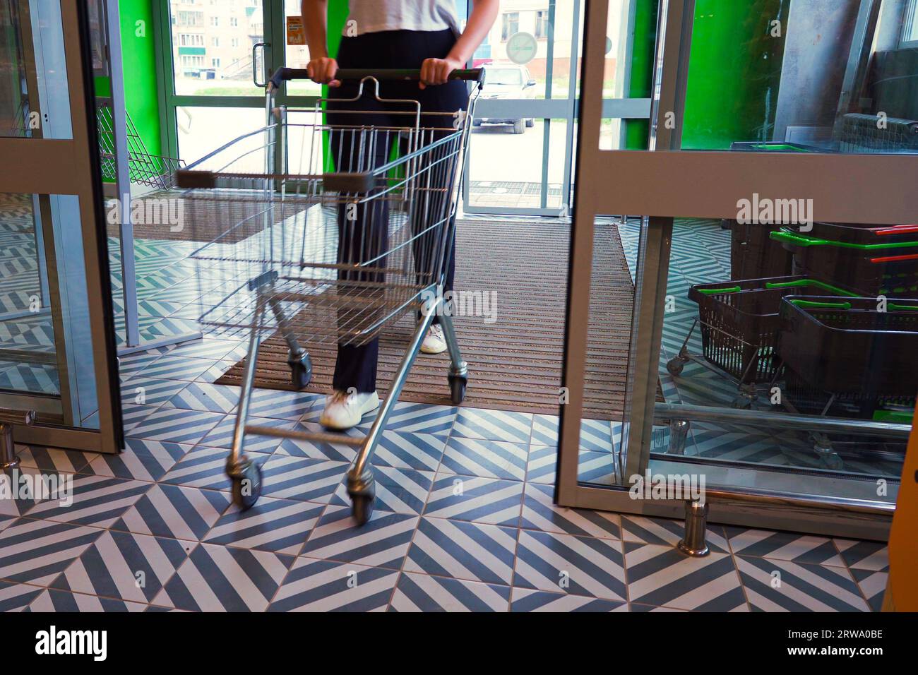 Grocery store entrance space hi-res stock photography and images - Alamy