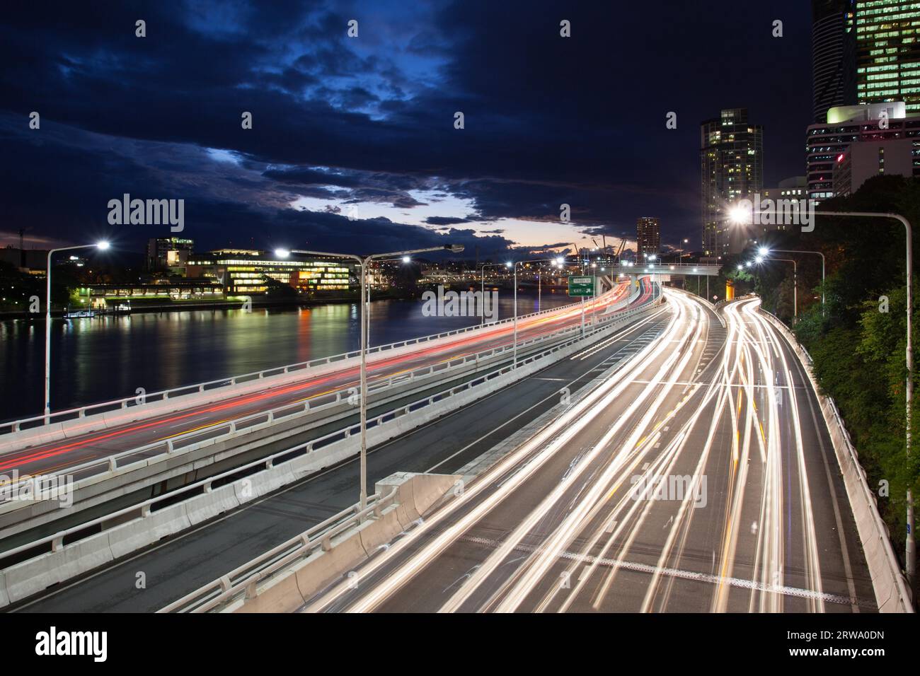 Traffic streams along the Pacific Motorway and Victoria Bridge during ...