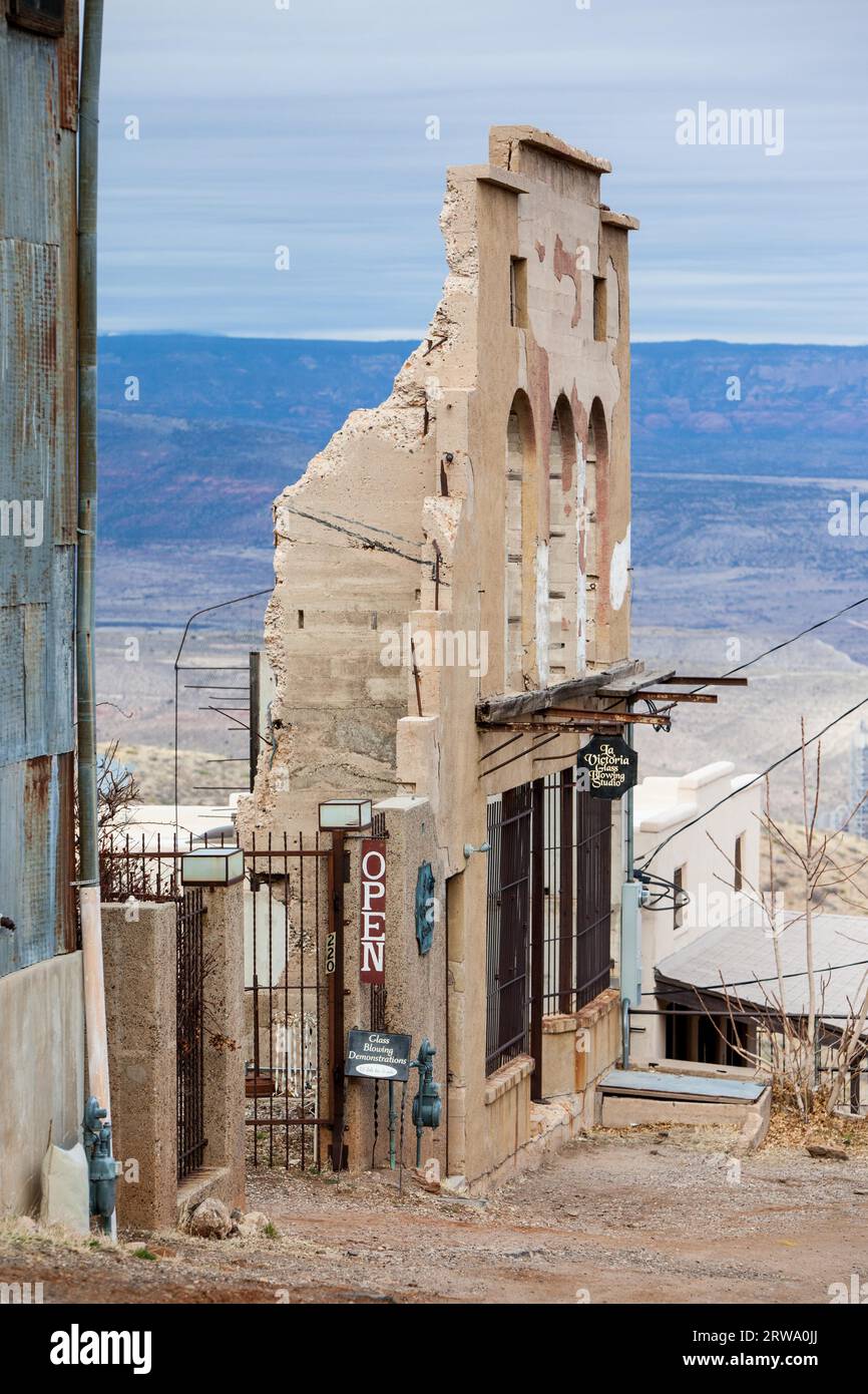 Old run down building exterior hi-res stock photography and images - Alamy