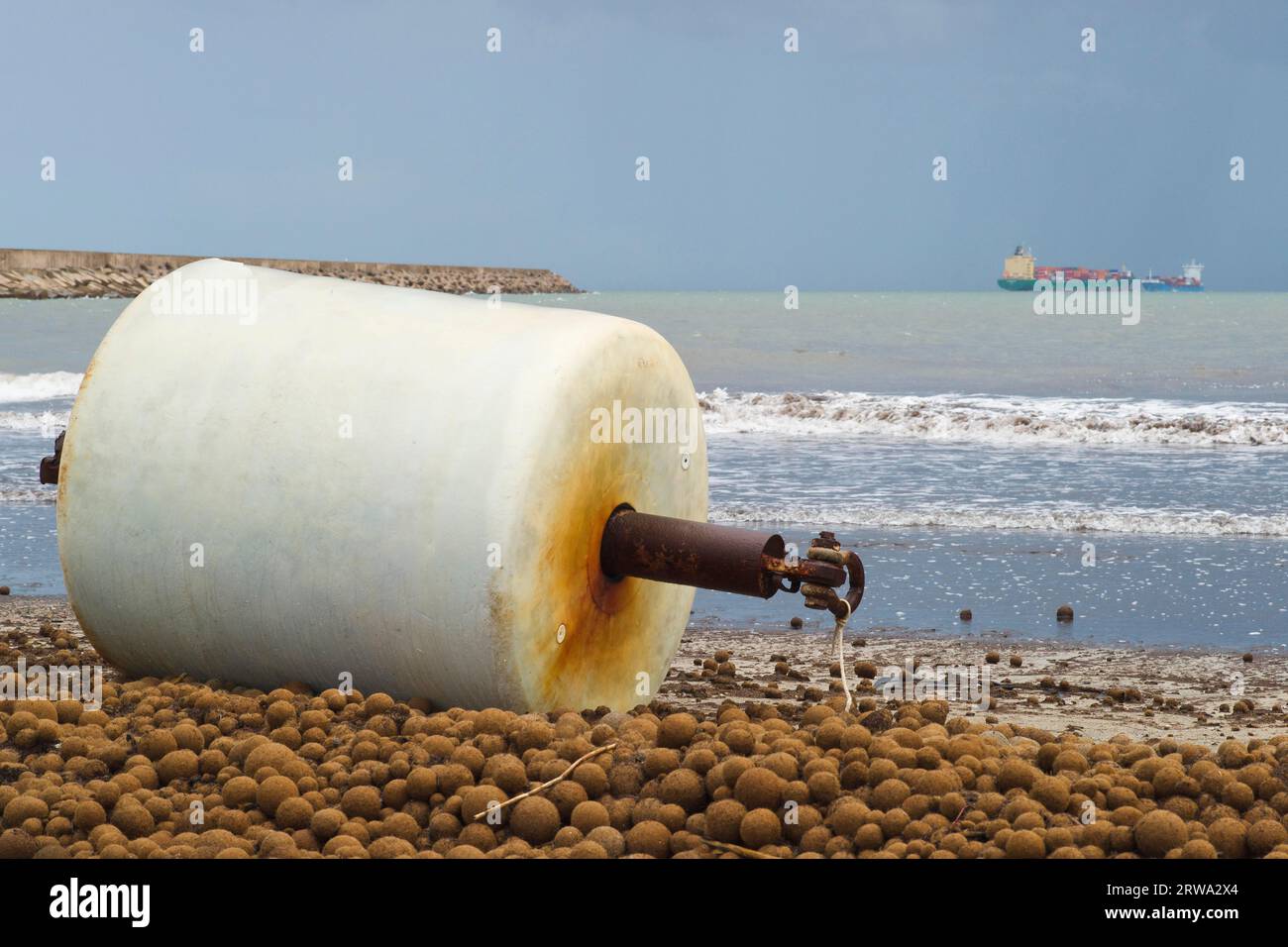 Washed up boat hi-res stock photography and images - Alamy