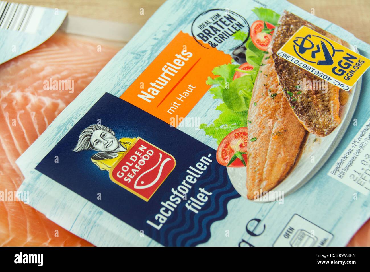 Lachsforellen-Filet Golden Seafood Naturfilet Stock Photo - Alamy