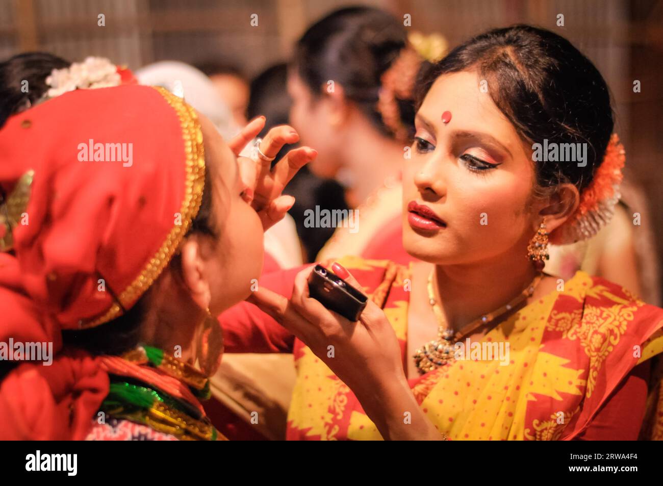 Red dot forehead female india hi-res stock photography and images - Alamy