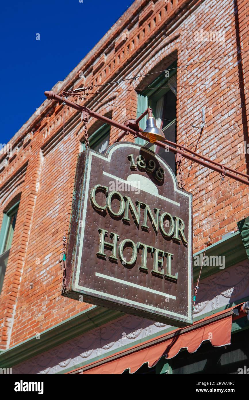 Gold signage hi-res stock photography and images - Alamy