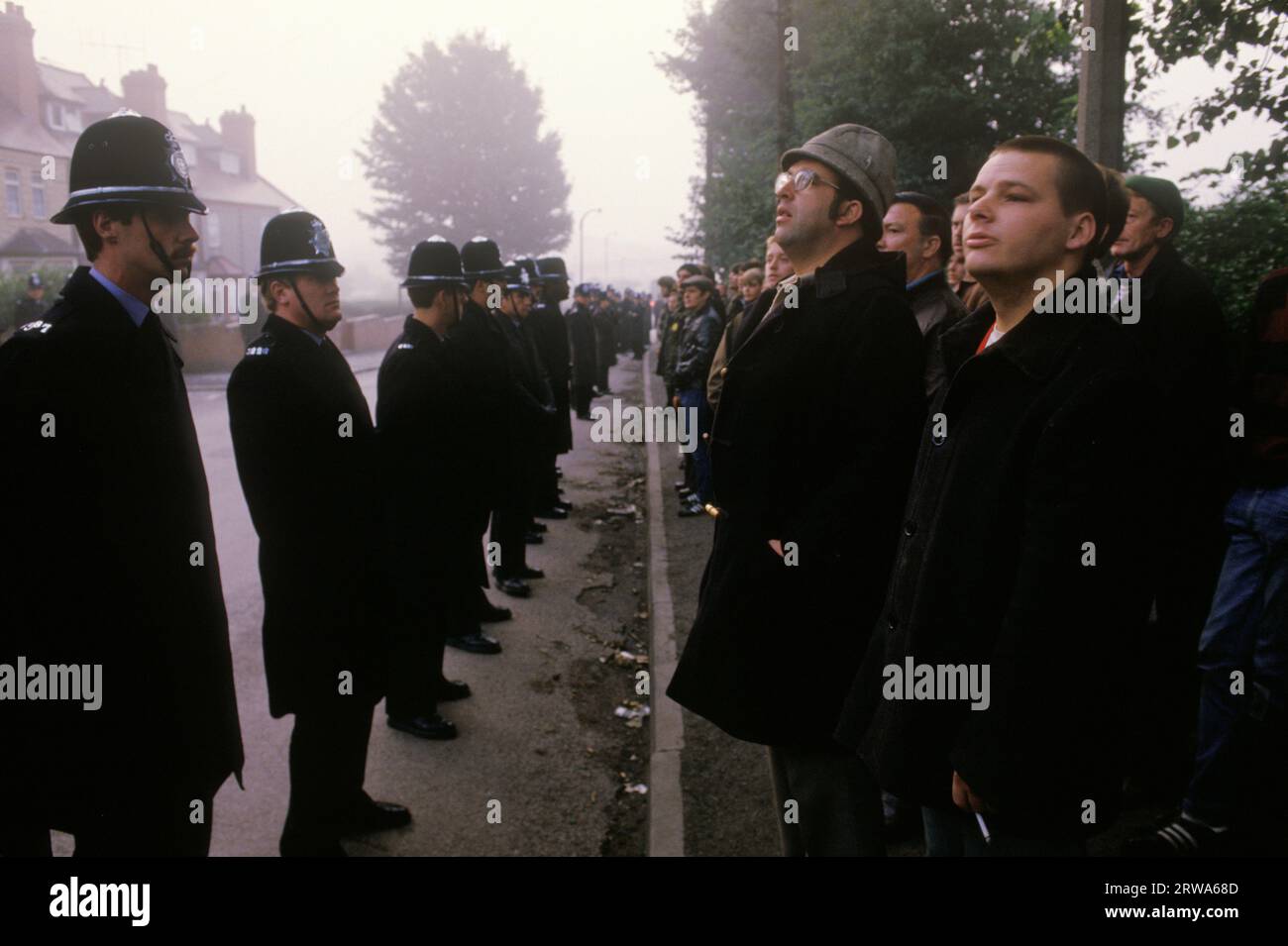 Miners Strike 1984 UK. Picket Line, coal miners on strike wait for ...