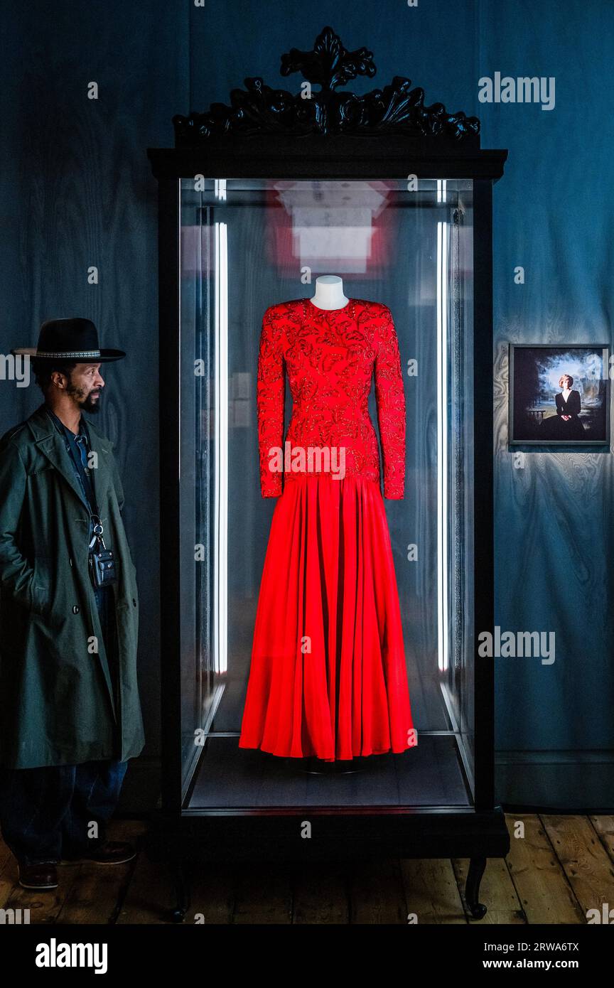 London, UK. 18th Sep, 2023. Curator Harris Elliott with a Bruce ...