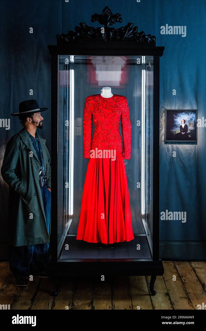 London, UK. 18th Sep, 2023. Curator Harris Elliott with a Bruce ...