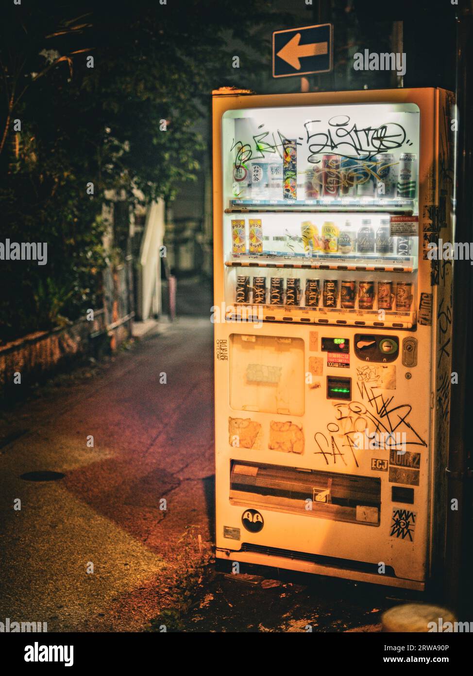 Japan alley vending machine hi-res stock photography and images - Alamy