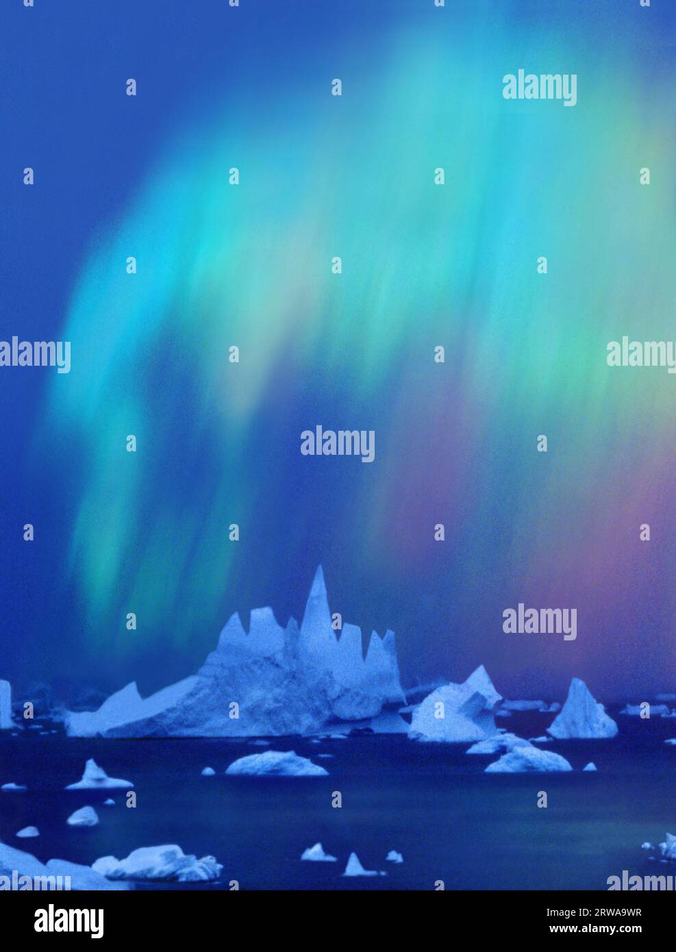 Aurora australis (Southern Light) over icebergs Stock Photo - Alamy