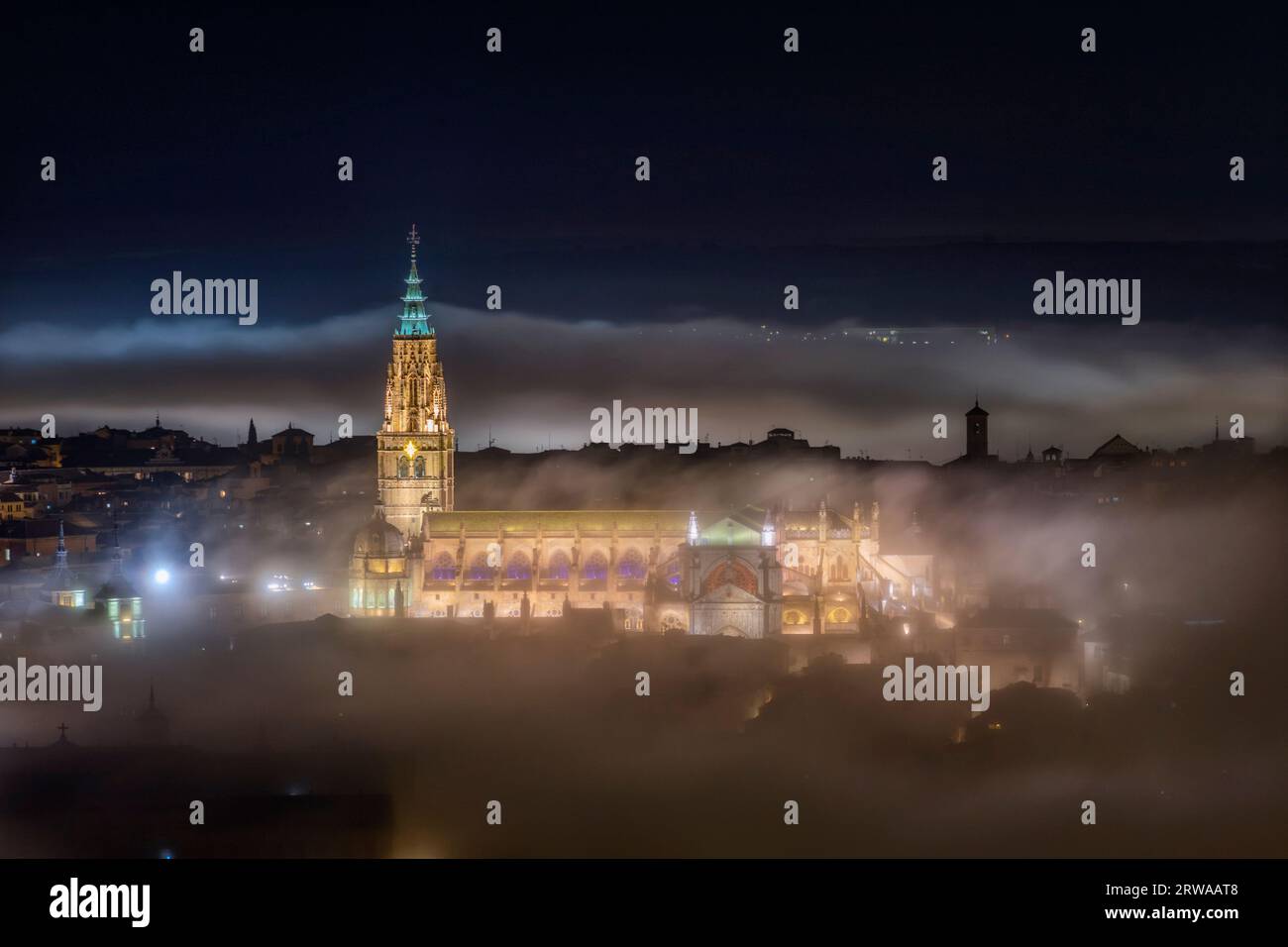 La catedral Toledana y las nieblas Stock Photo - Alamy