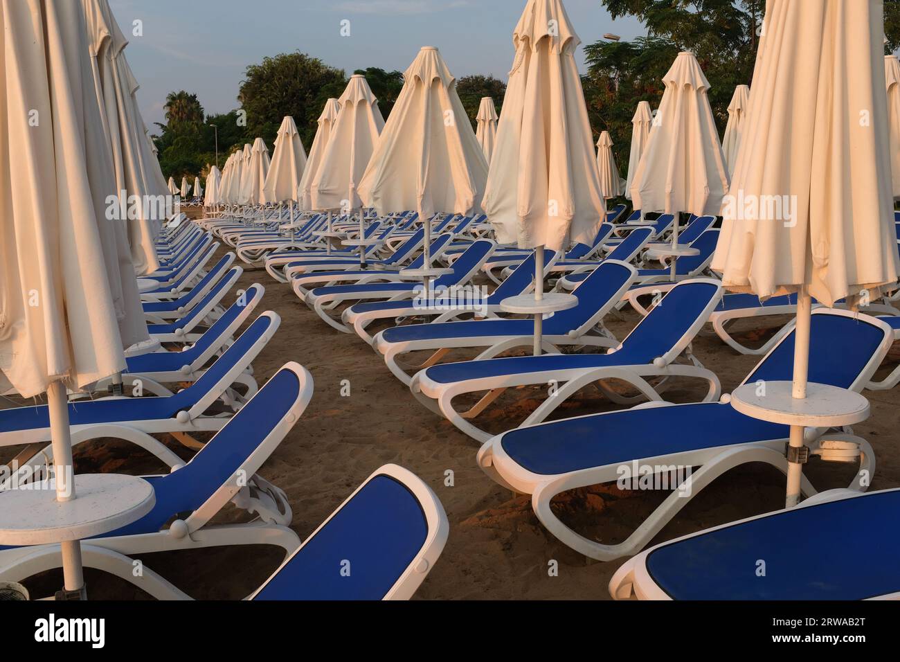 Empty sun hi-res stock photography and images - Alamy