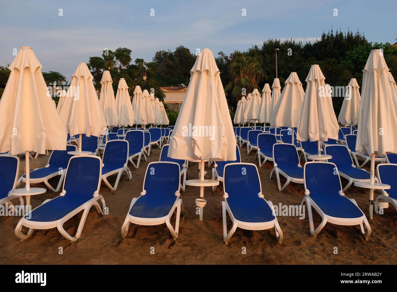 Empty sun hi-res stock photography and images - Alamy