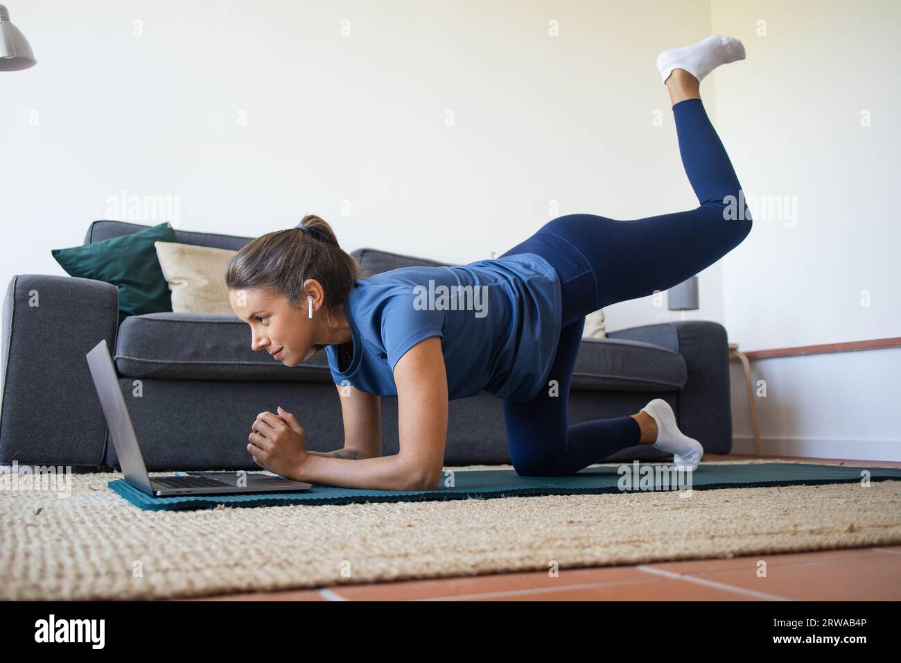 Glutes workout hi-res stock photography and images - Alamy