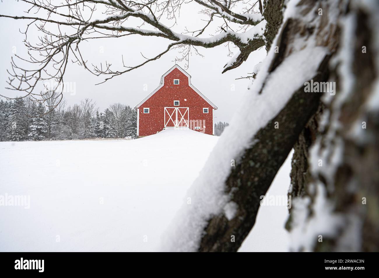 Big red barn hi-res stock photography and images - Alamy