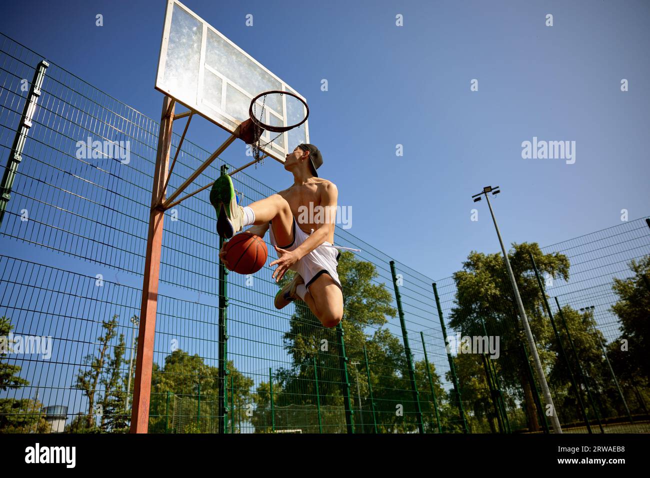 Teenage basketball player high school hi-res stock photography and ...