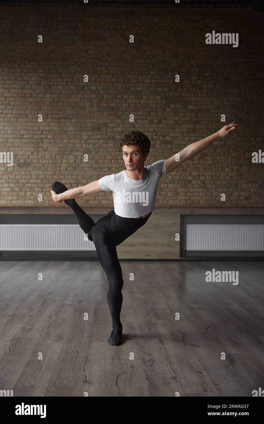 Male ballet body hi-res stock photography and images - Alamy