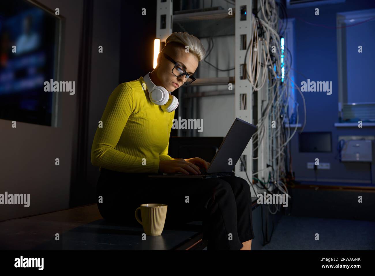 Server room tech support employee hi-res stock photography and images ...