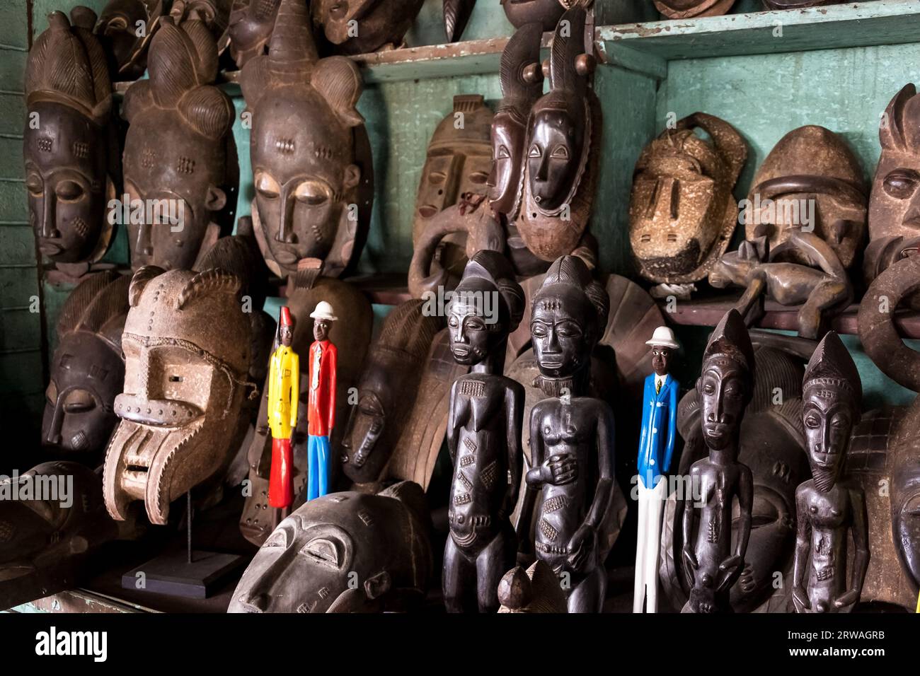 African artifacts with symbols hi-res stock photography and images - Alamy