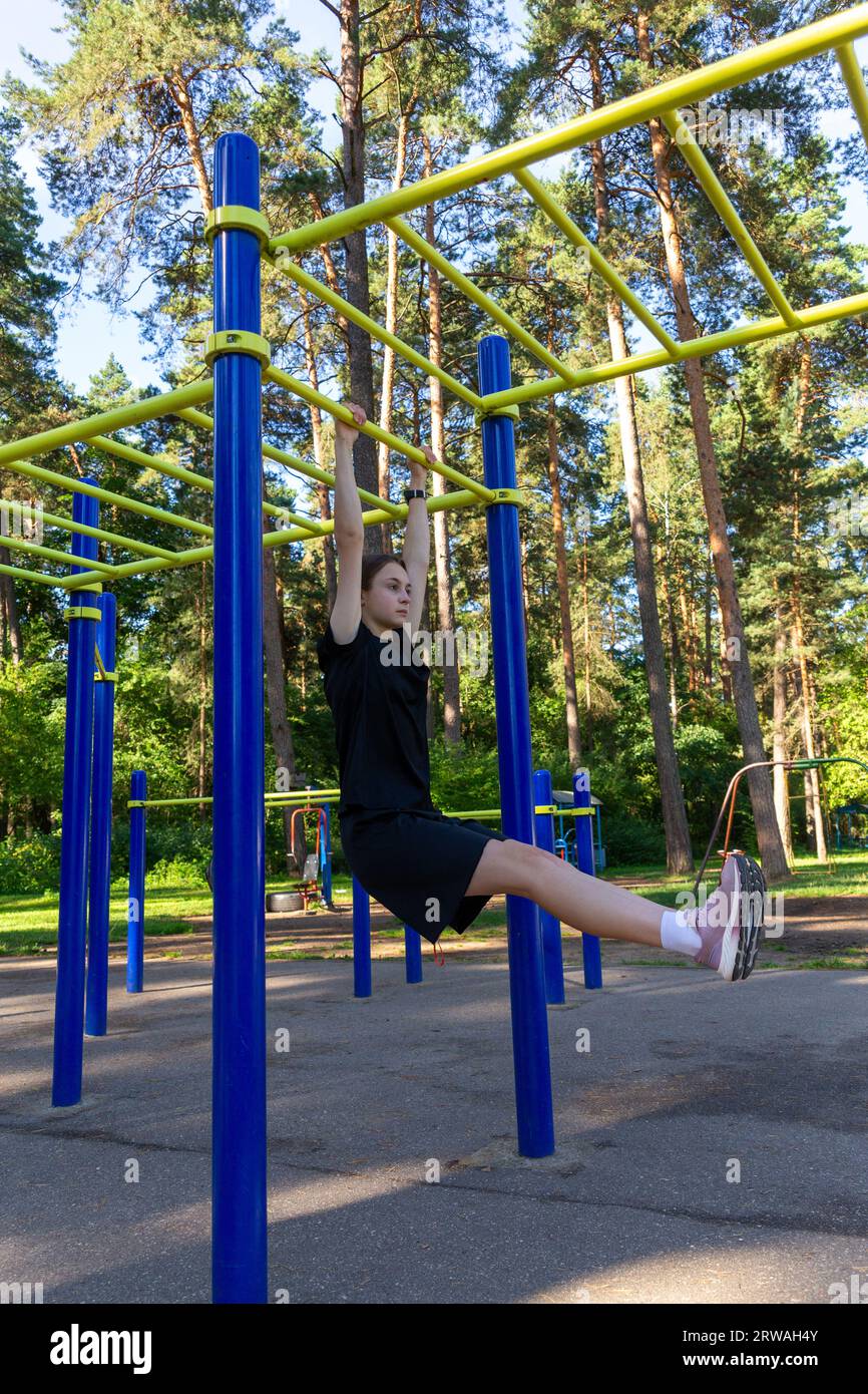 Athletic teen girl hi-res stock photography and images - Alamy