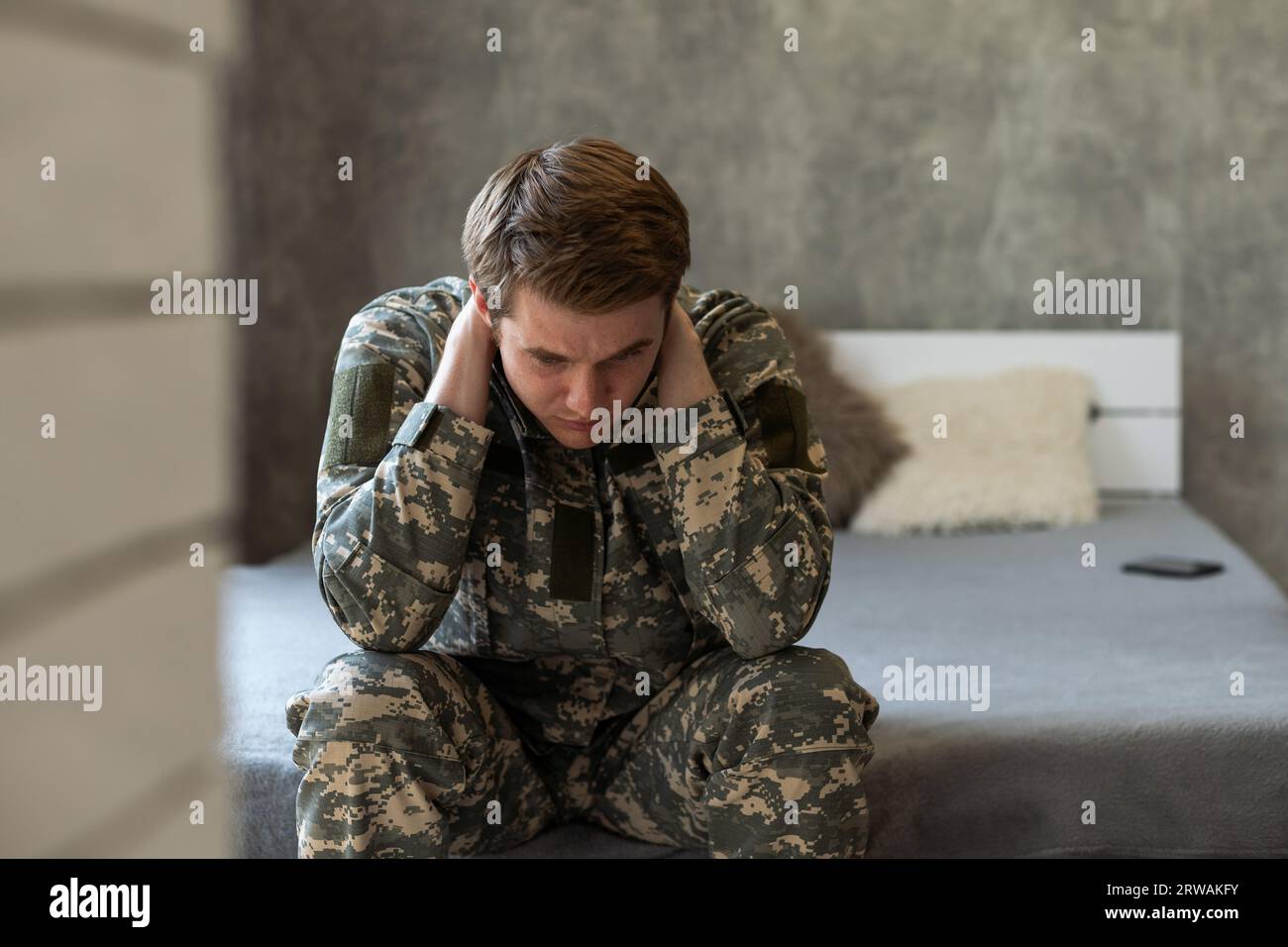 Sitting officer uniform waiting military hi-res stock photography and ...