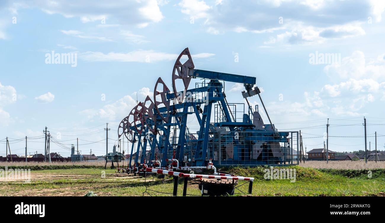 Oil pump rocking in field hi-res stock photography and images - Alamy