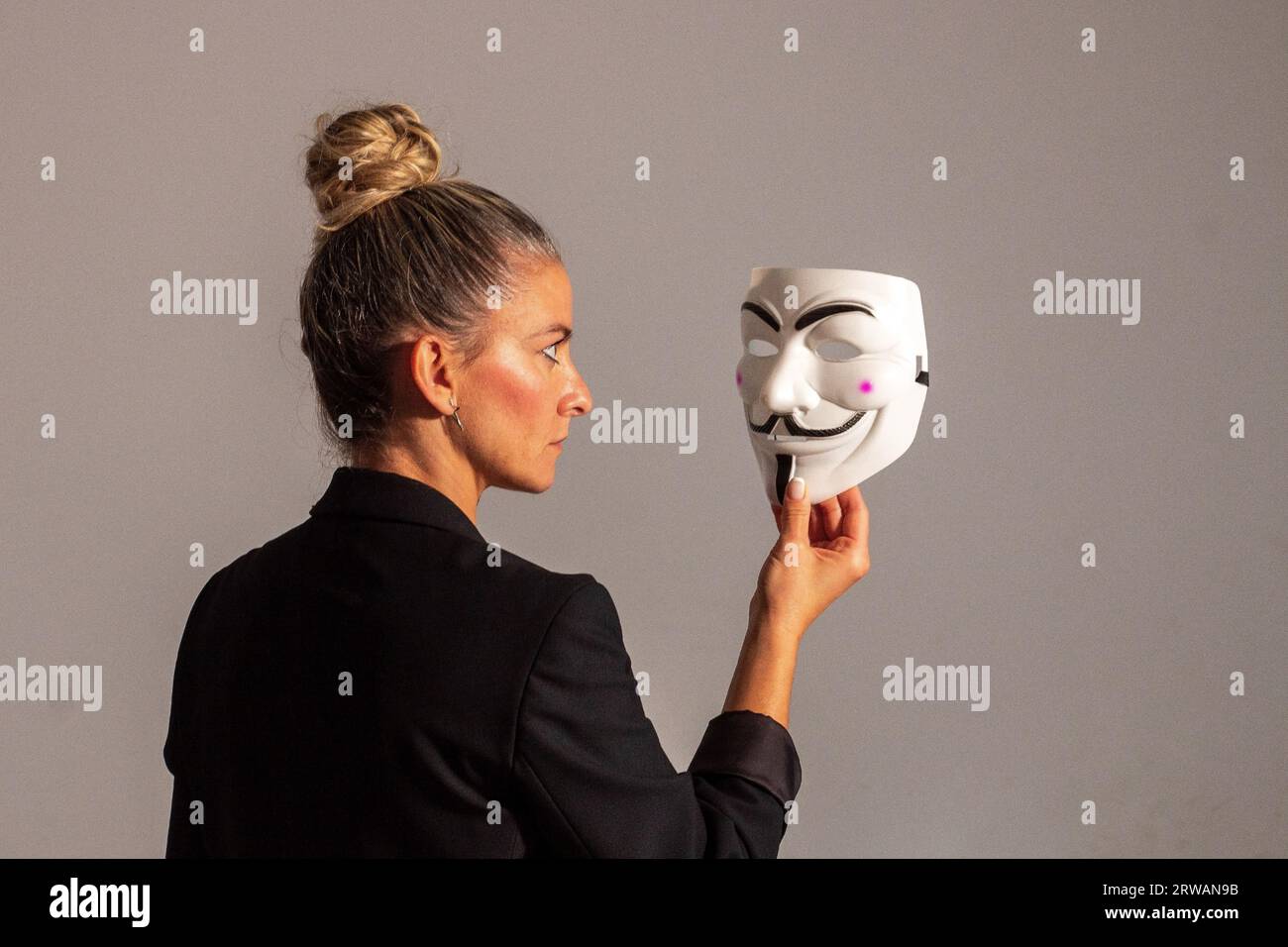 Female hacker in black mask hi-res stock photography and images - Alamy