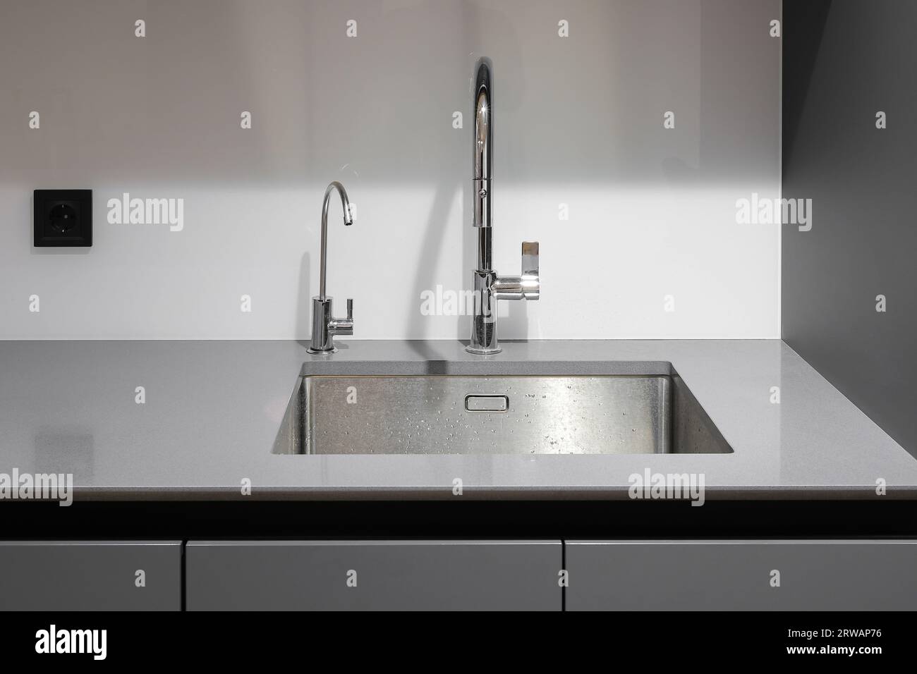 Faucet and steel sink close-up in the kitchen Stock Photo - Alamy