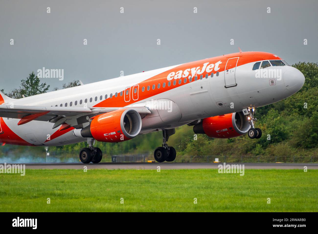 An Easyjet Airbus A320-214 coming in to land at Manchester airport ...