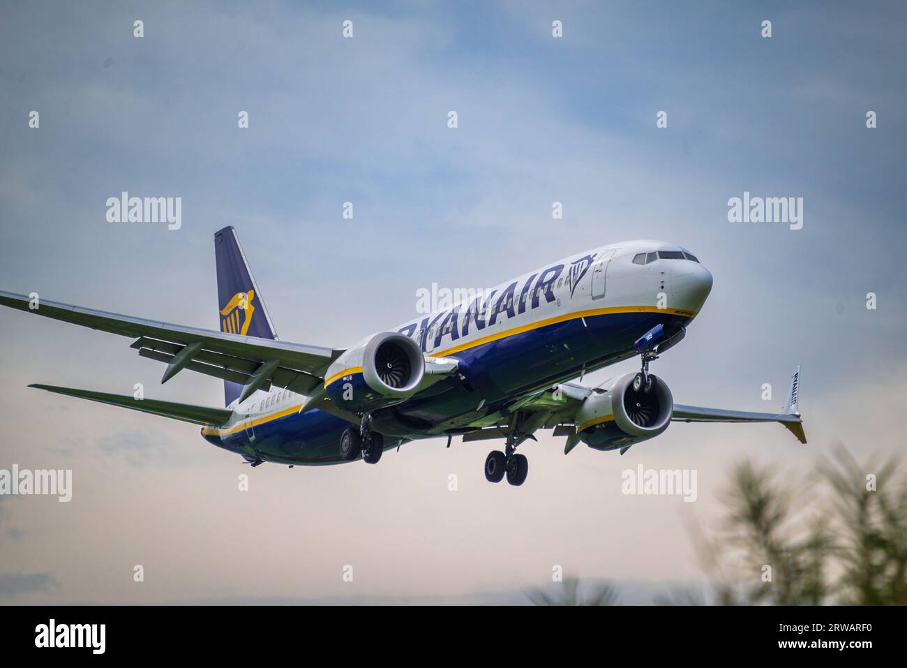 Ryanair jet airliner coming in to land at manchester airport Stock ...