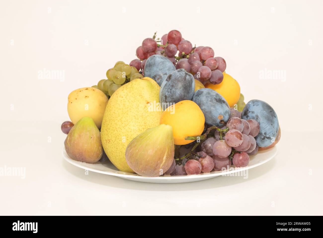 Pink grapes plate hi-res stock photography and images - Alamy