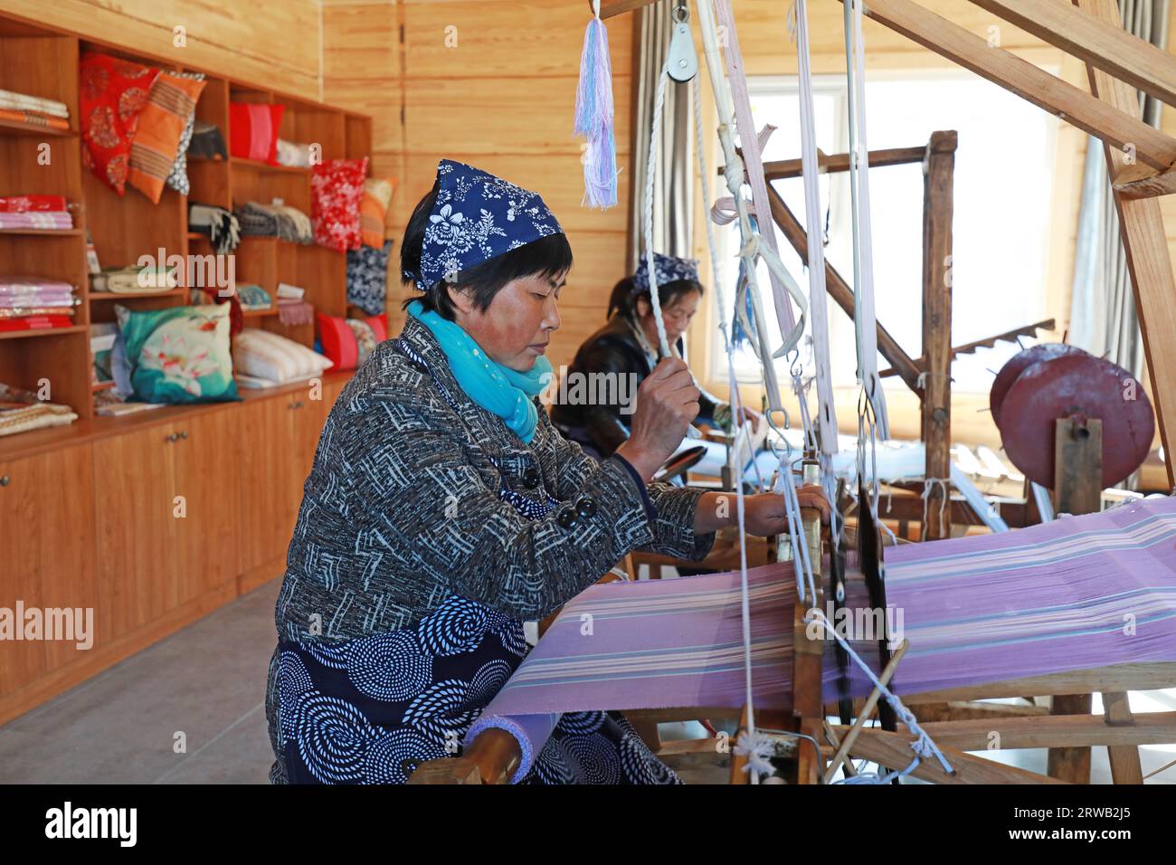 China traditional silk weaving hi-res stock photography and images - Alamy