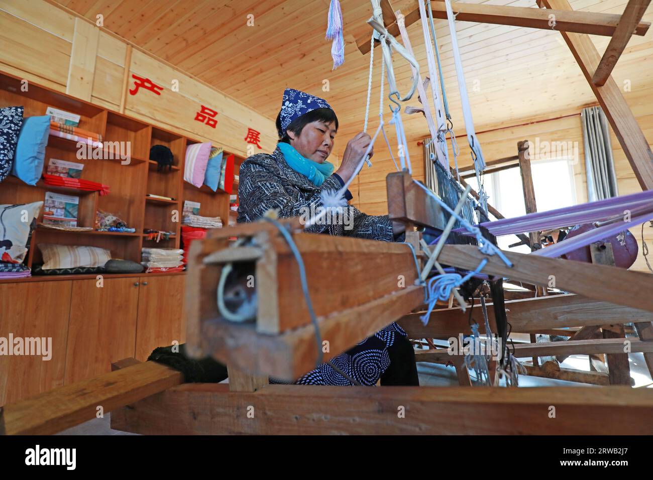 China traditional silk weaving hi-res stock photography and images - Alamy
