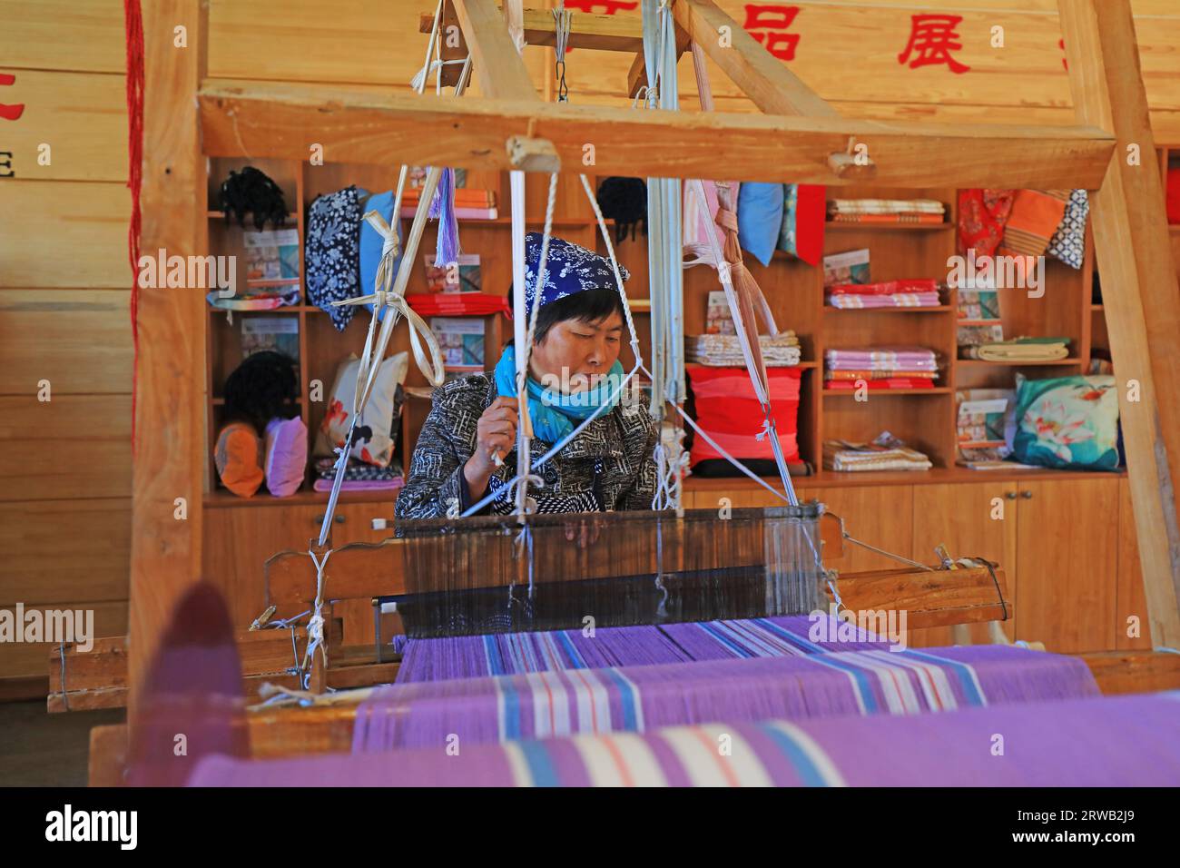 China traditional silk weaving hi-res stock photography and images - Alamy