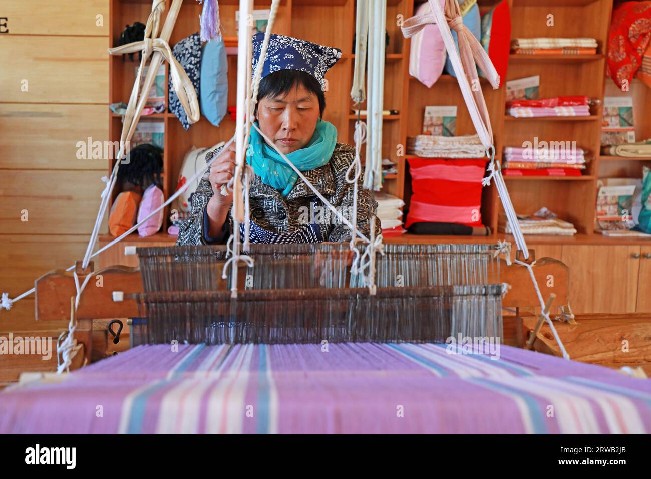 China traditional silk weaving hi-res stock photography and images - Alamy