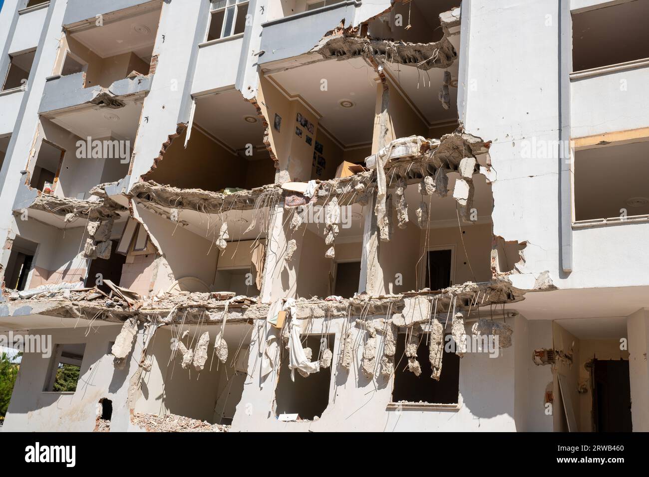 A building or apartment damaged in an earthquake Stock Photo - Alamy