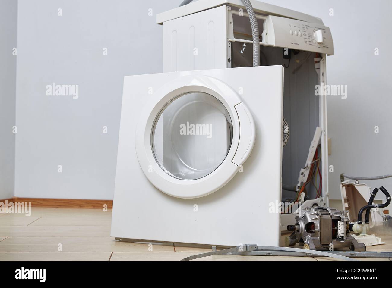 Repairman drum washing machine hi-res stock photography and images - Alamy