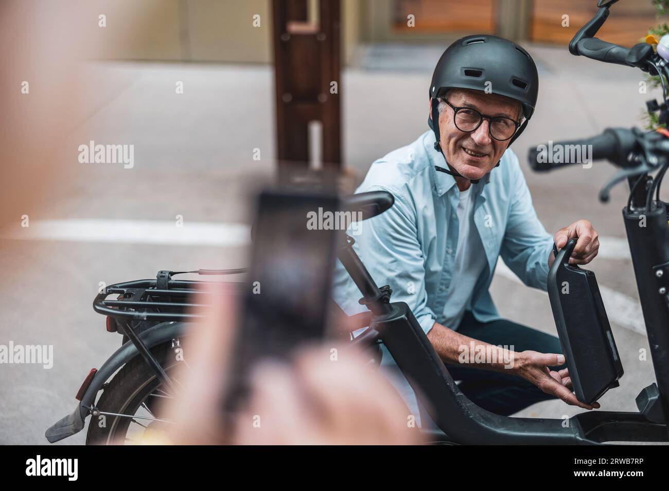 Man changing battery hi-res stock photography and images - Alamy