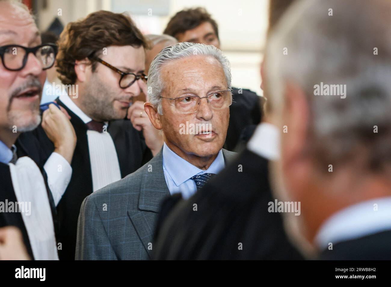 Art dealer Guy Wildenstein, center-right, arrives at Paris' courthouse ...