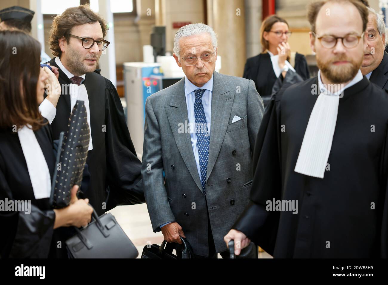 Art dealer Guy Wildenstein, center, arrives with his legal team at ...