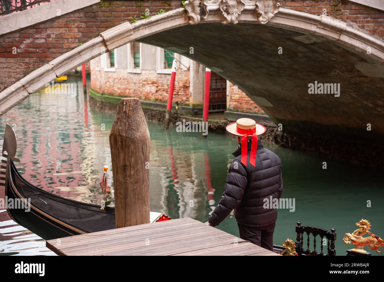 Gondolier in Venice, Italy with traditional hat Stock Photo - Alamy