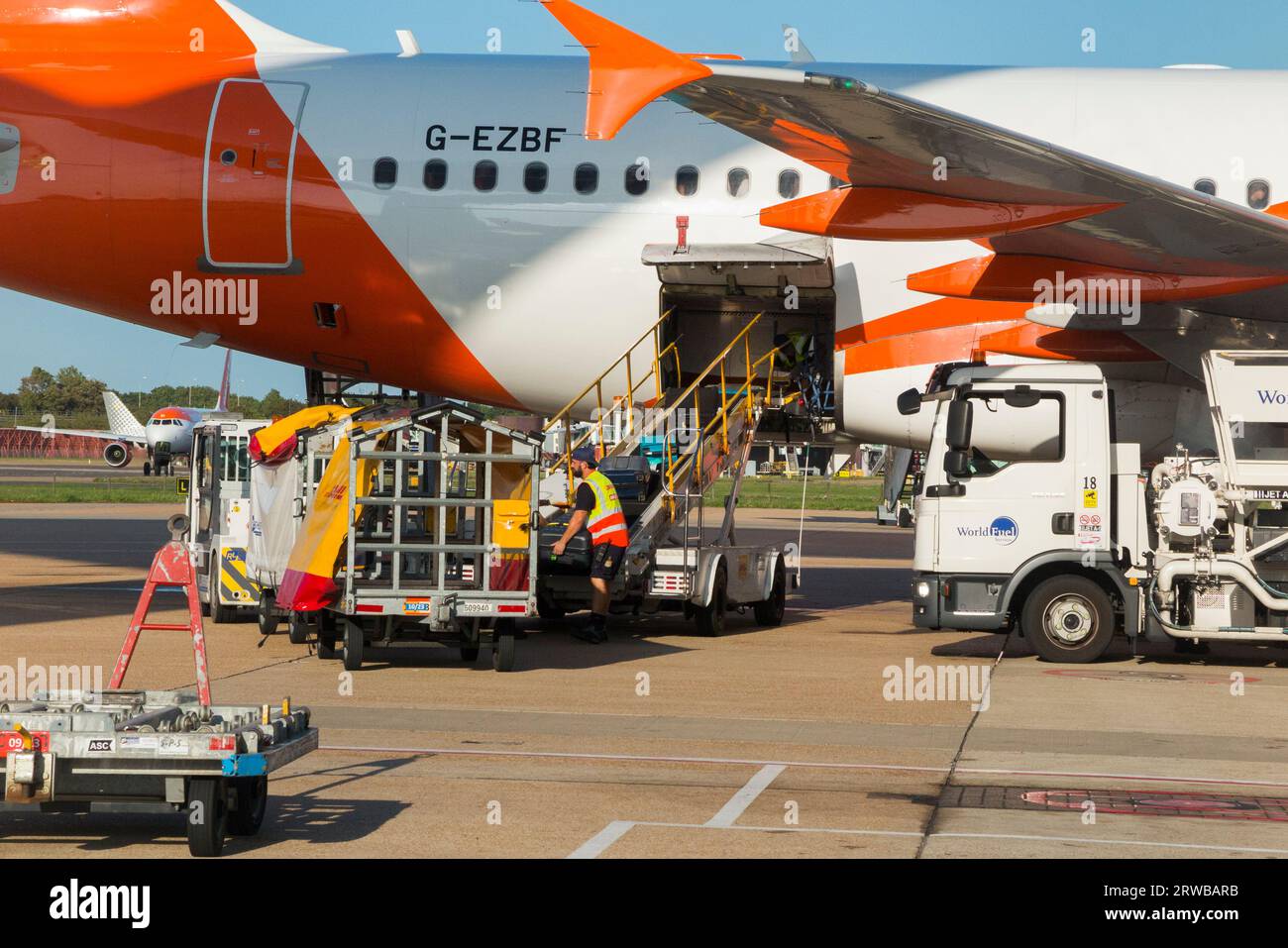 Luggage plane load hi-res stock photography and images - Alamy