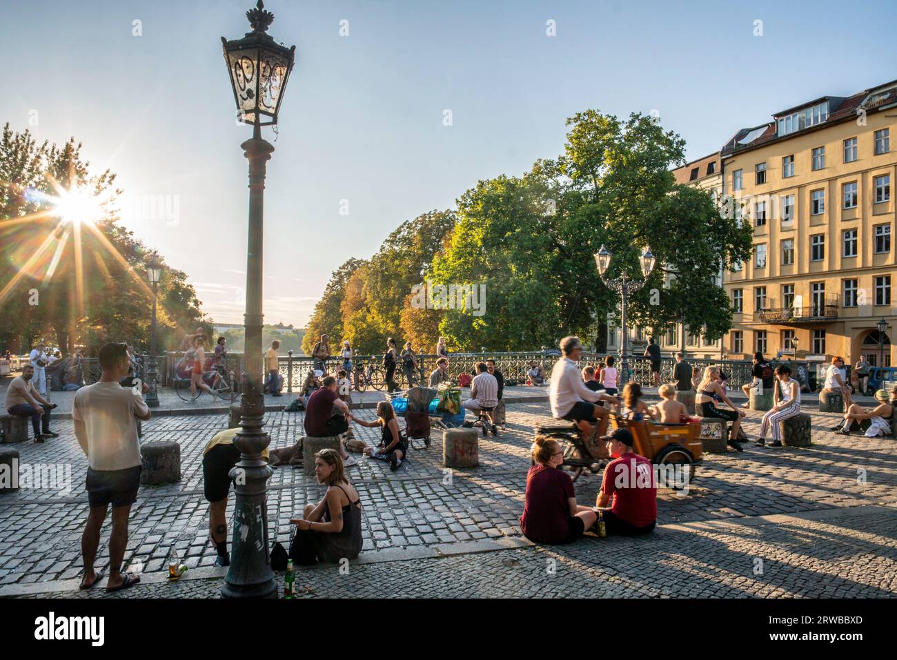 Gruppen jugendliche sitzen hi-res stock photography and images - Alamy