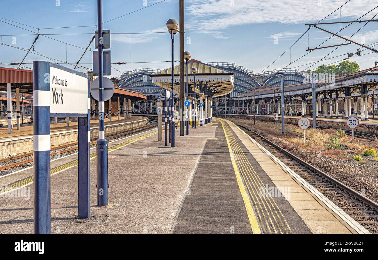 Stanchion sign hi-res stock photography and images - Alamy