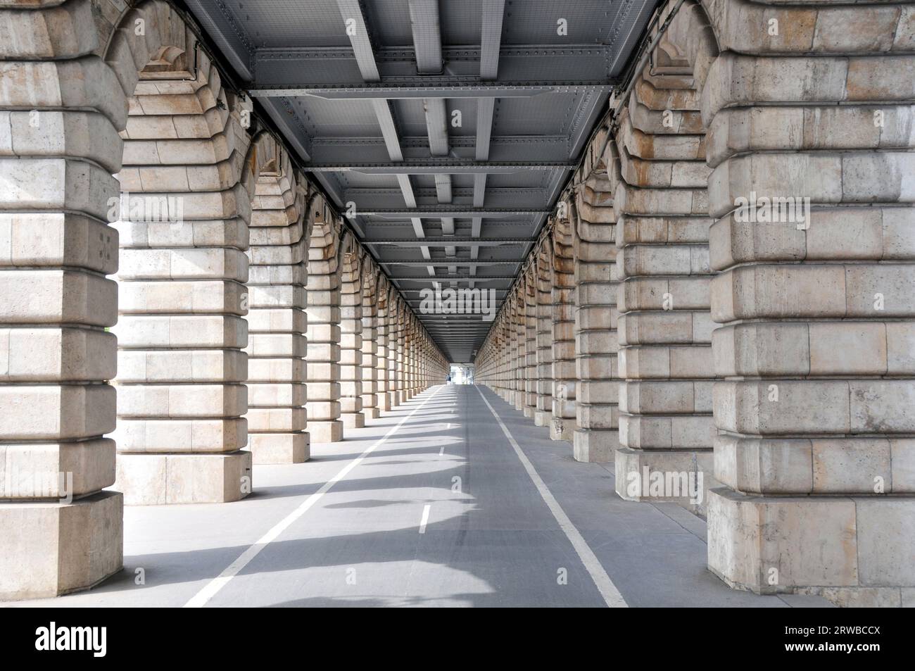 6 arch stone bridge hi-res stock photography and images - Alamy