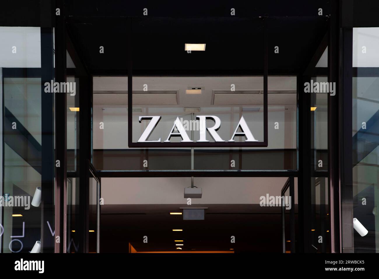 Zara store front hi-res stock photography and images - Alamy