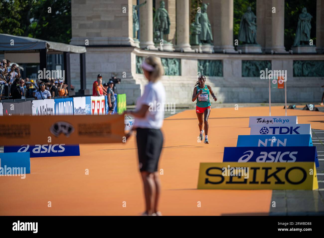 Amane Beriso SHANKULE winning in the marathon at the World Athletics ...