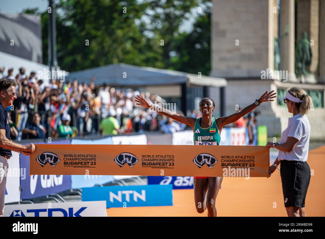 Amane Beriso SHANKULE winning in the marathon at the World Athletics ...