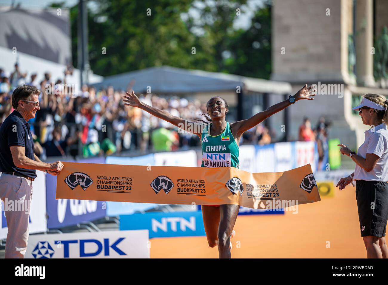 Amane Beriso SHANKULE winning in the marathon at the World Athletics ...