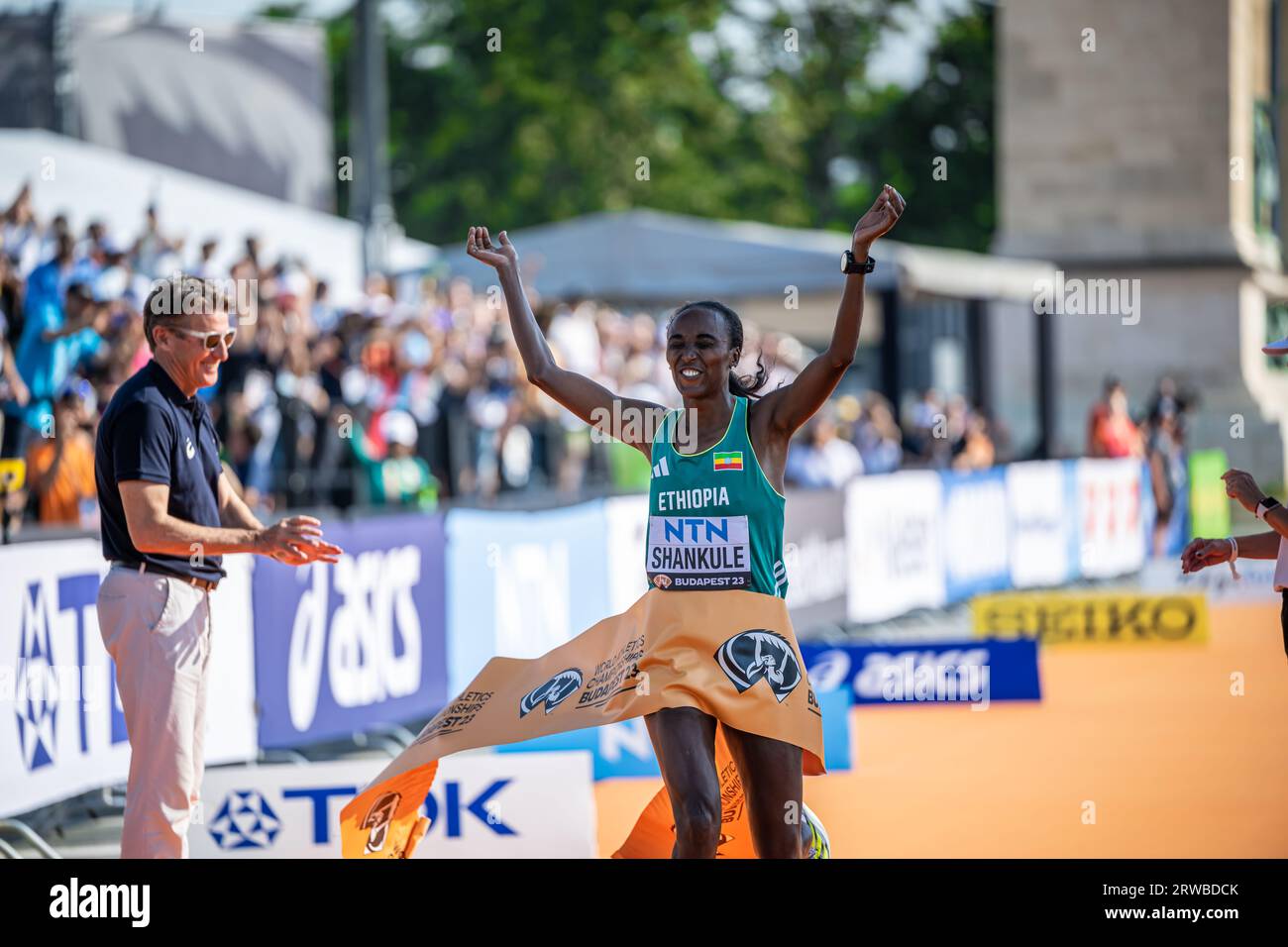 Amane Beriso SHANKULE winning in the marathon at the World Athletics ...