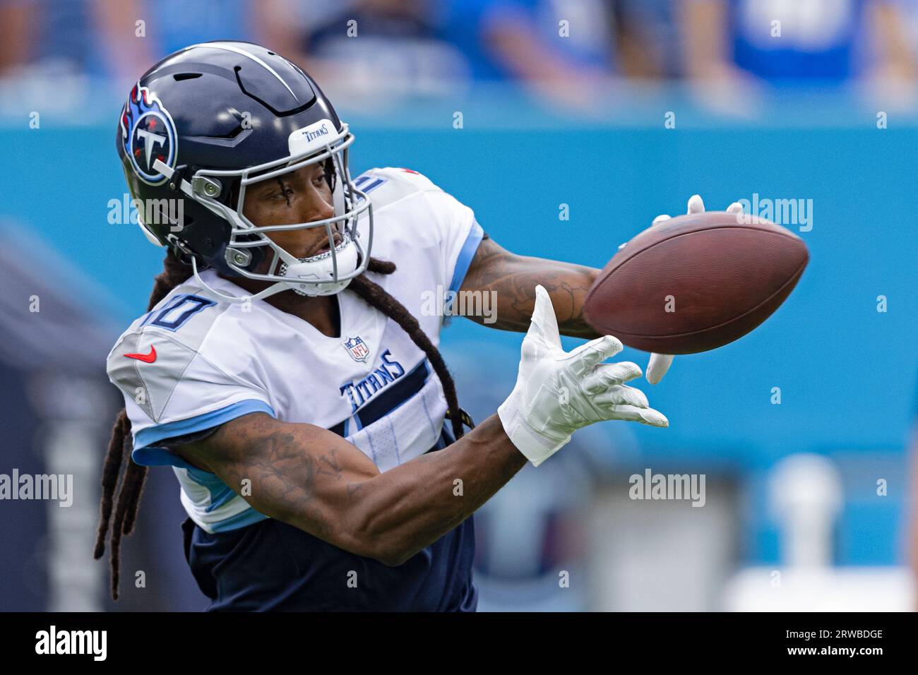 Tennessee Titans wide receiver DeAndre Hopkins (10) catches a pass during warmups before their ...