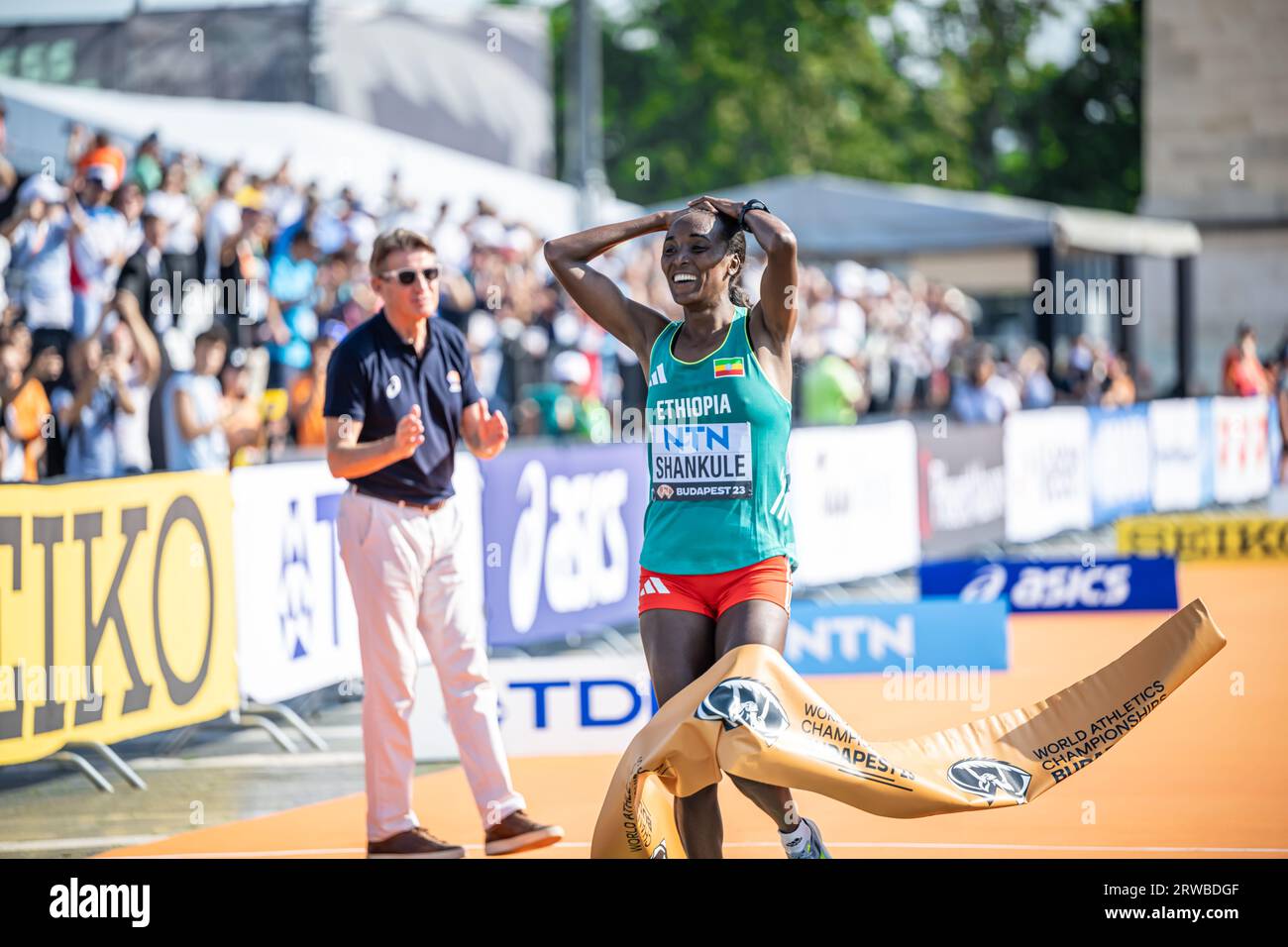 Amane Beriso SHANKULE winning in the marathon at the World Athletics ...